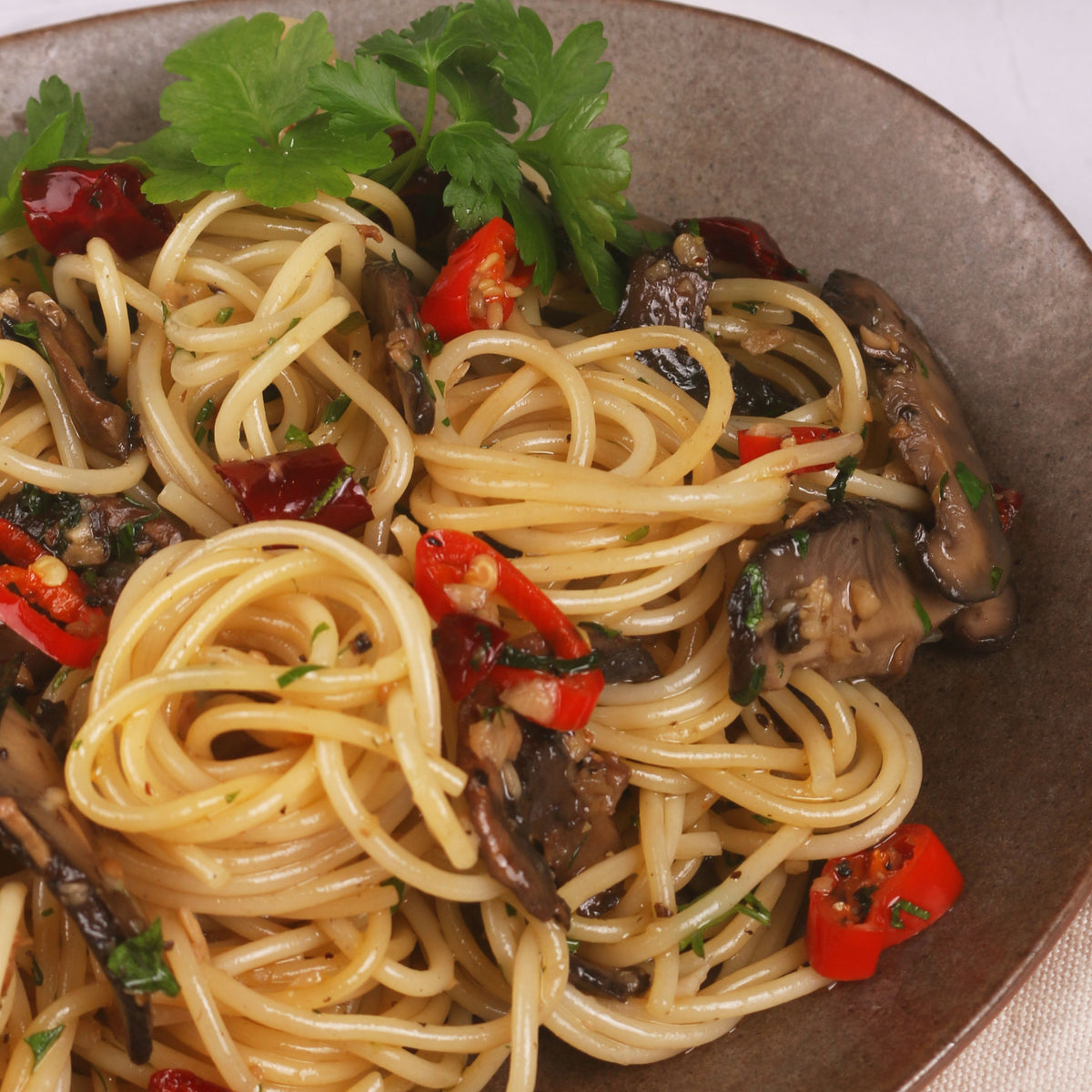 Aglio Olio e Funghi Pasta Tray – Catering & Party Food